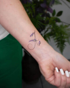 Beautiful First Tattoo Ideas for Women - Mom's Got the Stuff